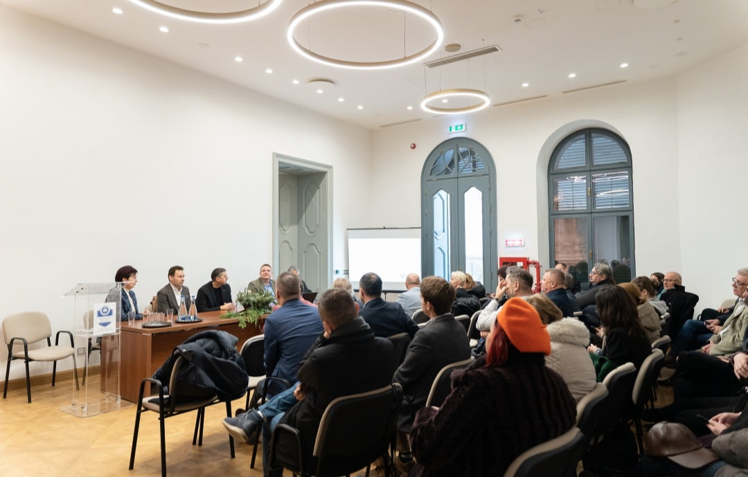 FOTO: Castelul de la Arcalia și-a recăpătat strălucirea! Cum arată după ...